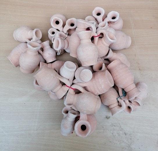 100 Mini-Amphoren, ca. 5 - 8 cm lang, sortiert aus Terracotta Krüge Va ...